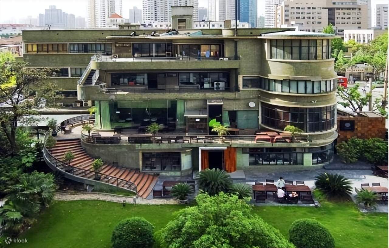 Shanghai Bund + Nanjing Road + Wu Tongwen Residence + M50 Creative Park ...