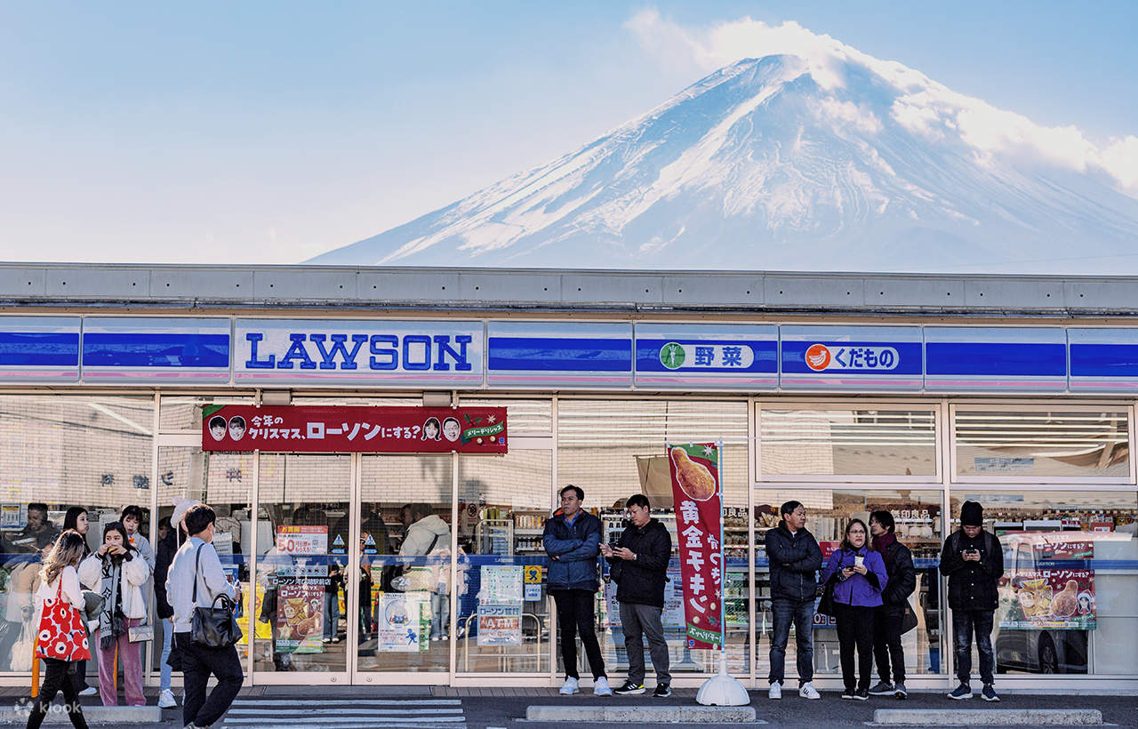 Mt. Fuji Yeti Snow Resort Snow Play/Skiing & Oshino Hakkai & Oishi Park Two-Day Tour - Klook India