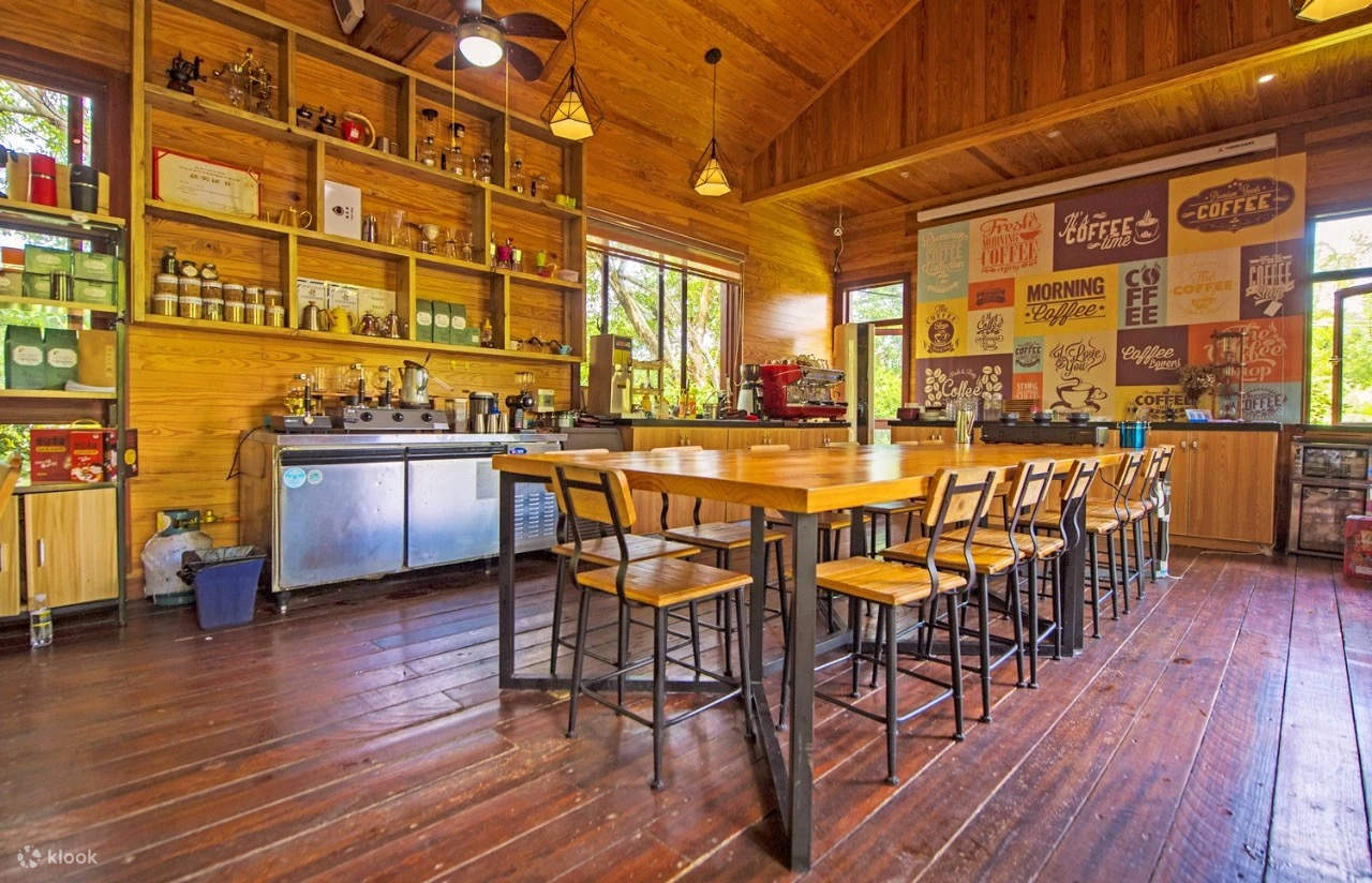 Rasakan pesona kopi buatan tangan dan seni latte Italia di kedai kopi ...