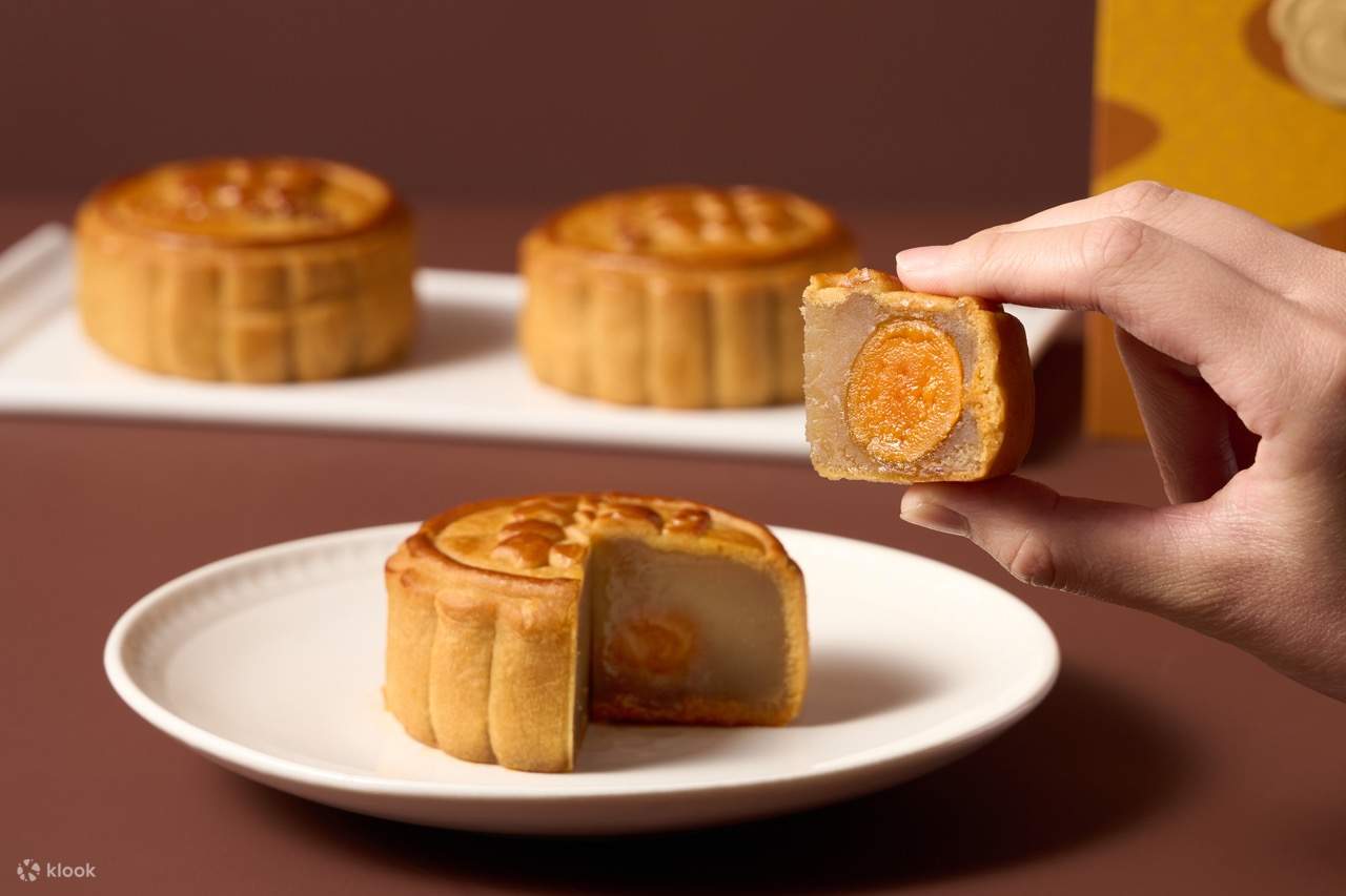 Hotel ICON Mooncake Offers | White Lotus Seed Paste with Double Salted ...