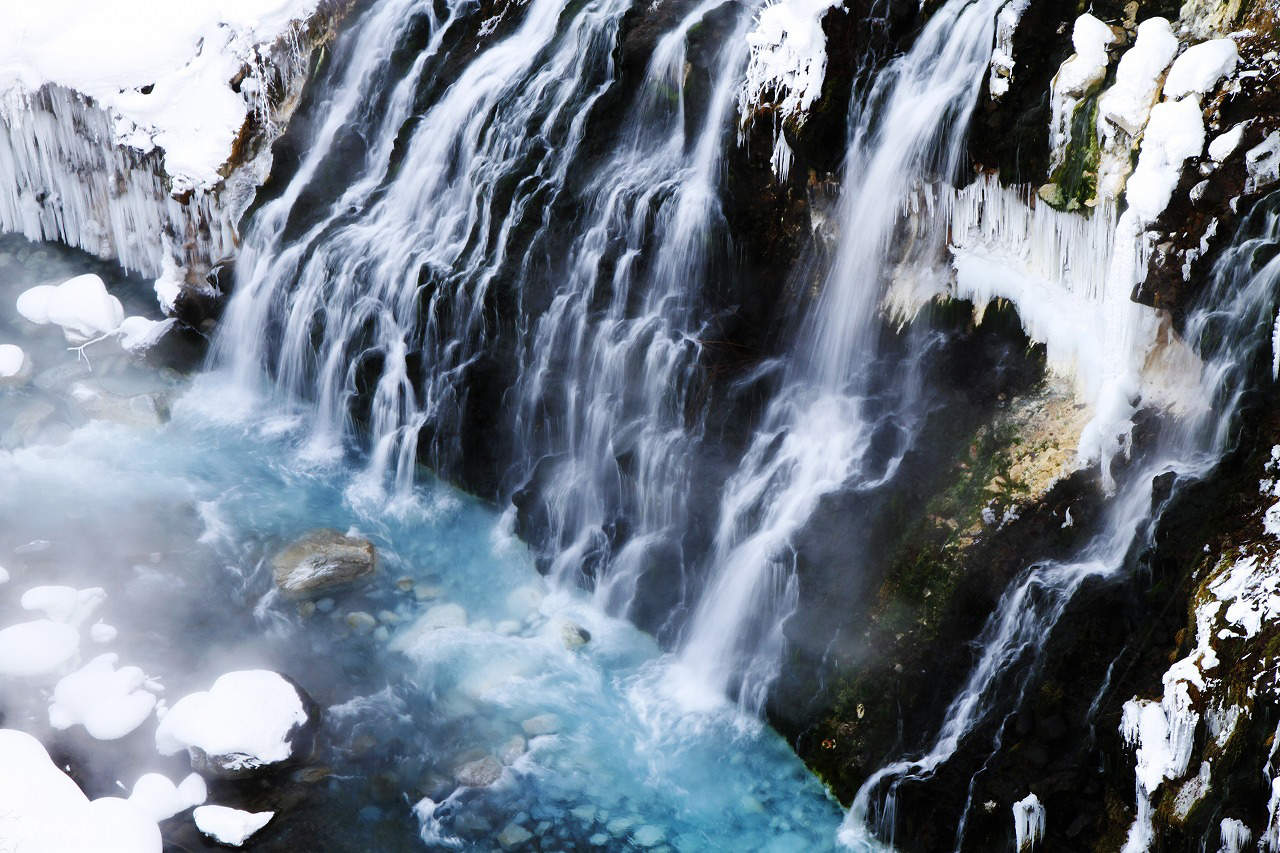 Winter Asahiyama Zoo, Shirohige Waterfall and Light up blue pond "Aoi ...