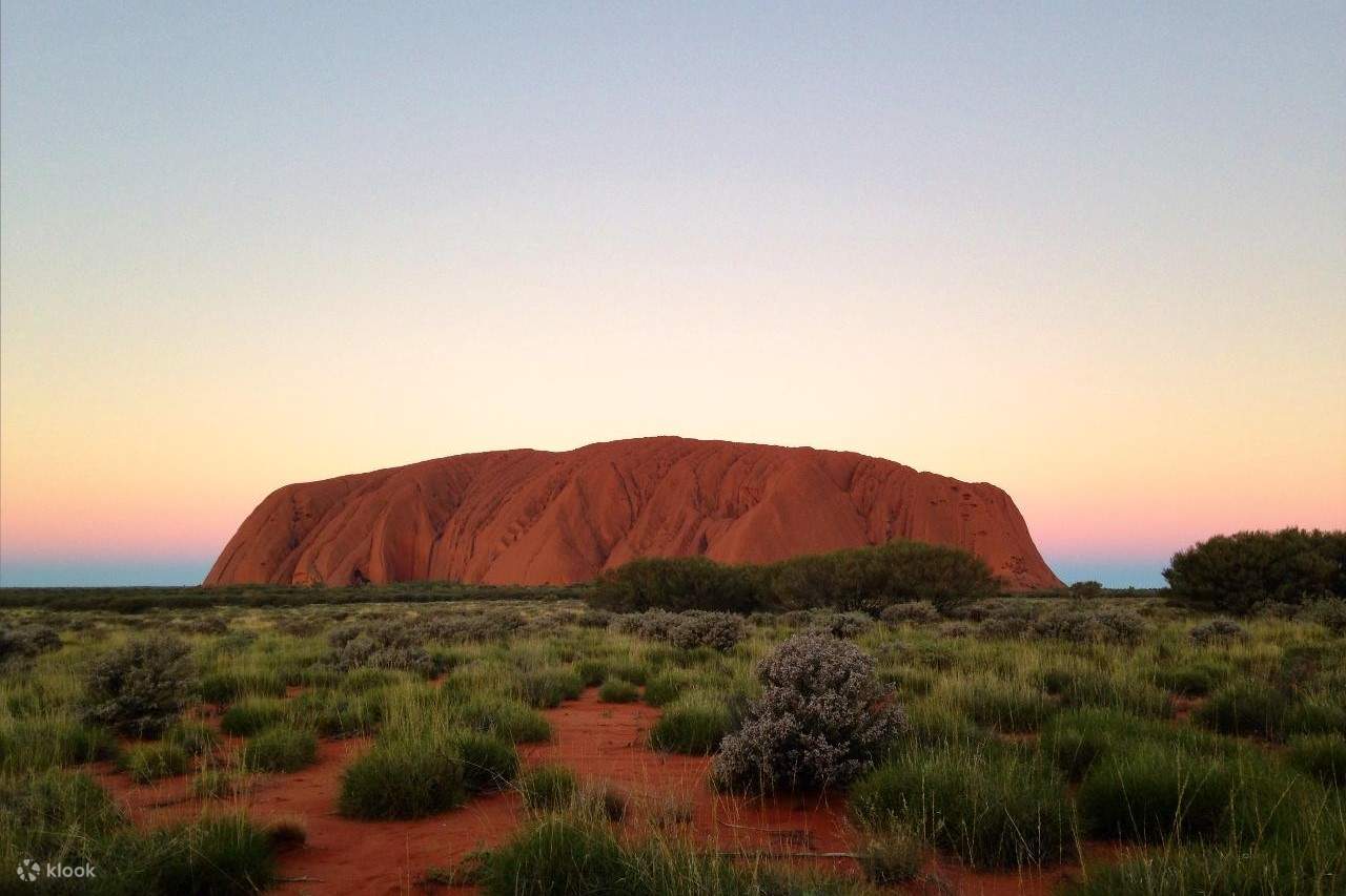 Kleingruppen-Uluru-Sonnenuntergang und glitzerndes Erlebnis - Klook ...