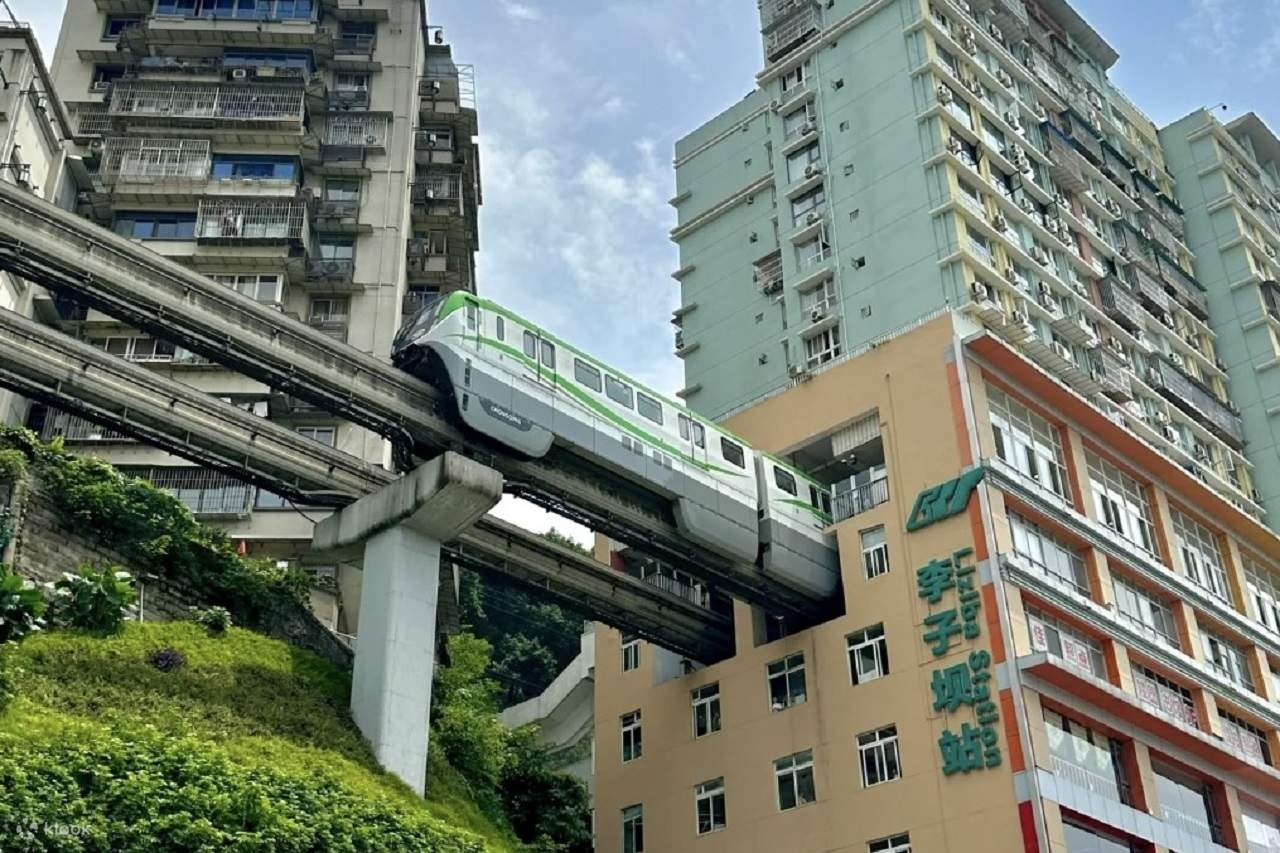 One-Day Private Tour: Chongqing Hot Pot Feast & Theater Culture (Yangtze River Cableway + Light ...