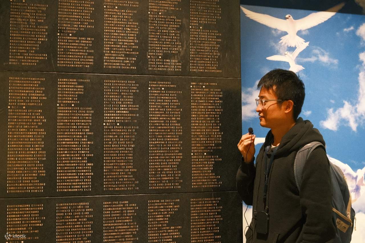 Chengdu Giant Panda Base + Du Fu Thatched Cottage Private Day Tour ...