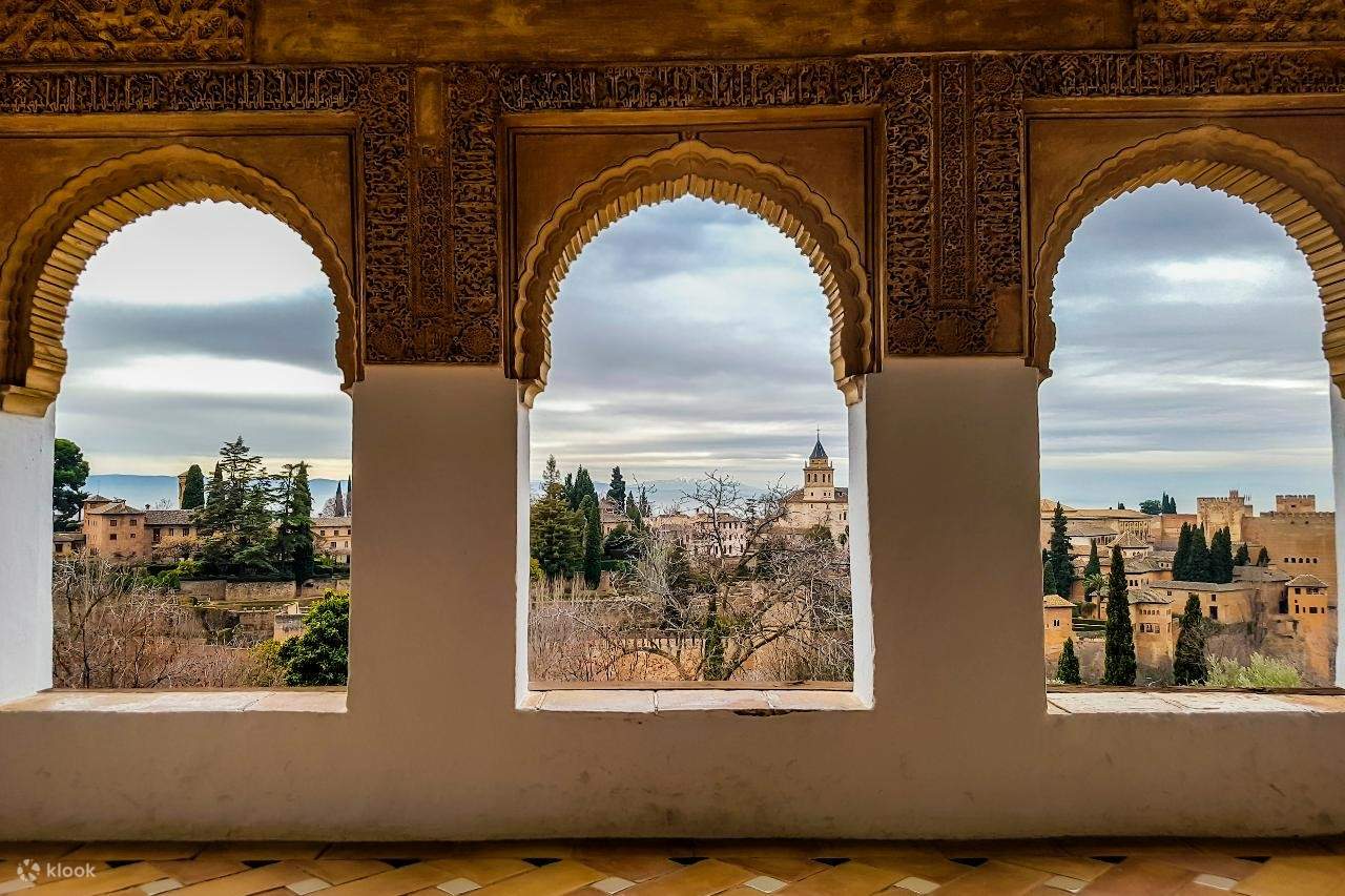 Tour privato a piedi dell'Alhambra e dei Palazzi Nasridi a Granada ...