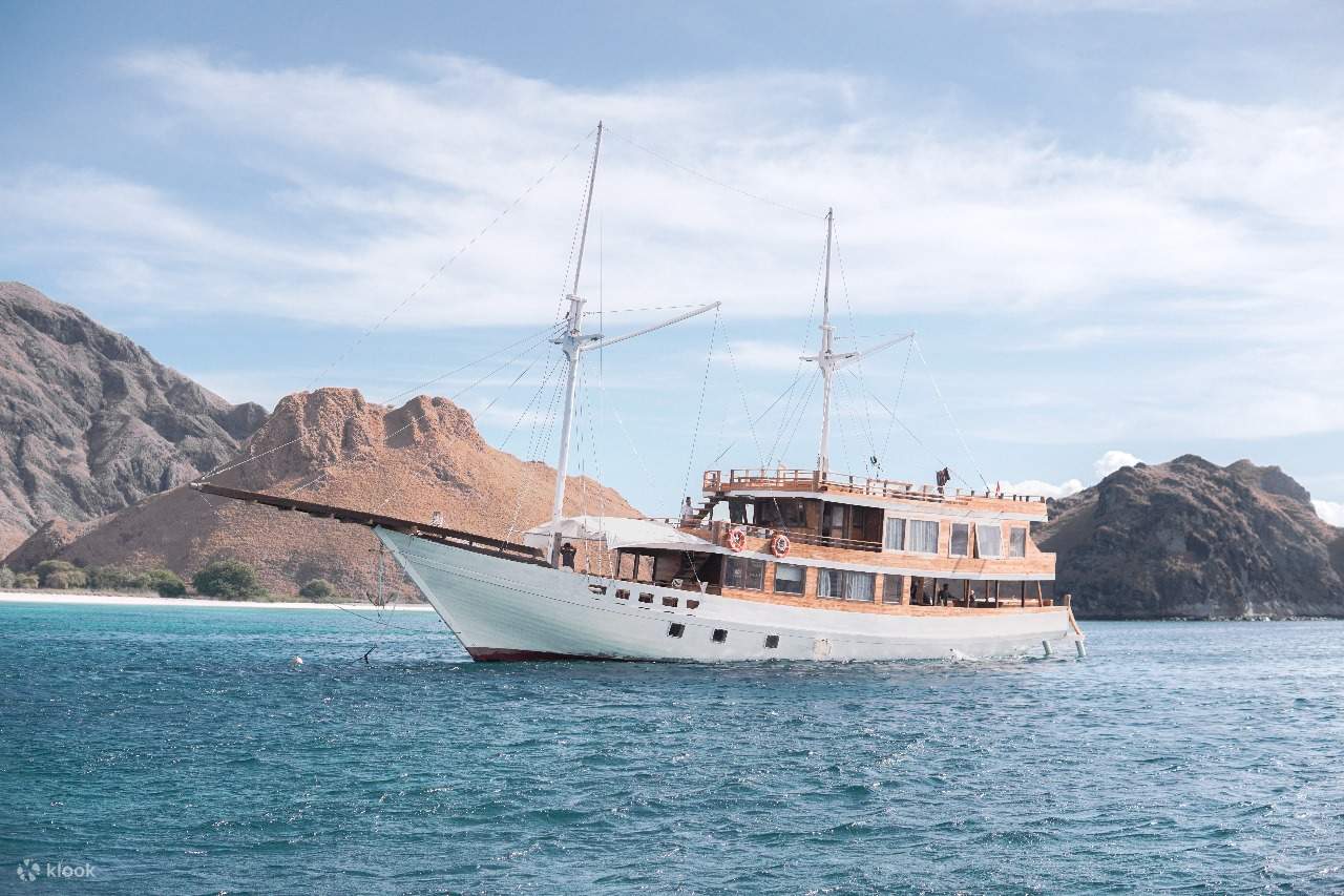 3D2N Deluxe Phinisi Sailing Komodo Tour from Labuan Bajo - Klook