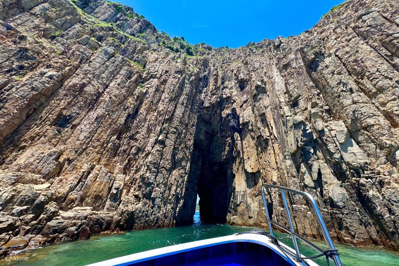 Boat Tour Menyusuri Wilayah SuperVolcano di Sai Kung, Hong Kong Geopark ...