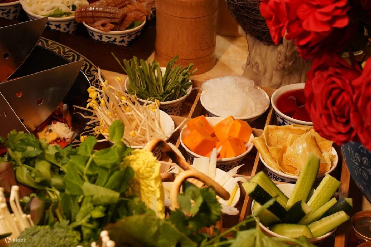 One-Day Private Tour: Chongqing Hot Pot Feast & Theater Culture (Yangtze River Cableway + Light ...