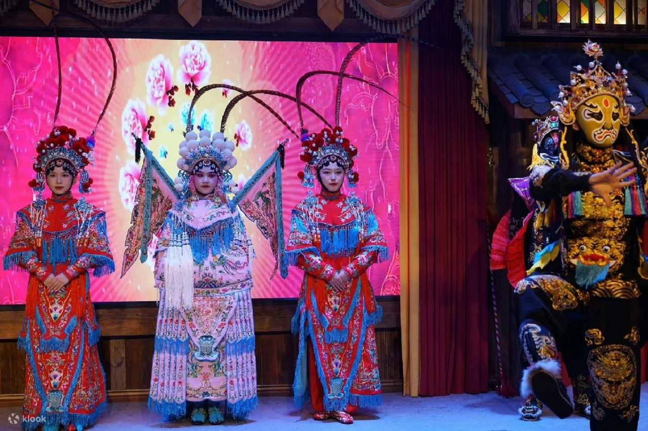 One-Day Private Tour: Chongqing Hot Pot Feast & Theater Culture (Yangtze River Cableway + Light ...