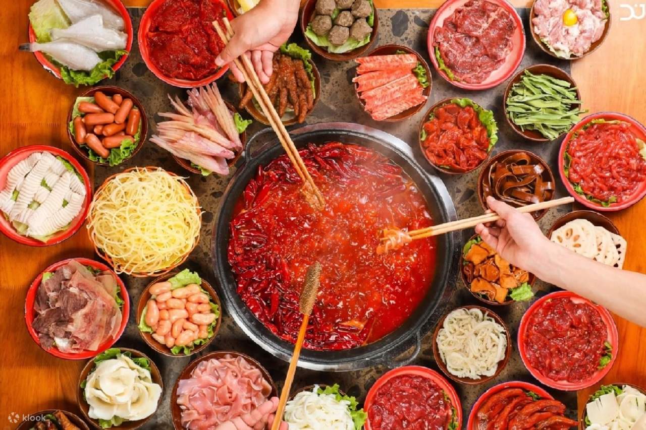 One-Day Private Tour: Chongqing Hot Pot Feast & Theater Culture (Yangtze River Cableway + Light ...