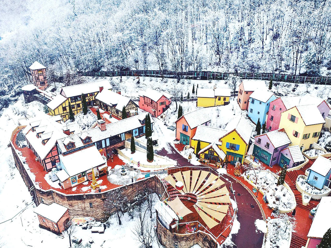 Winter Day Tour: Seorak Frozen Town & Strawberry Picking & Snow Sled ...