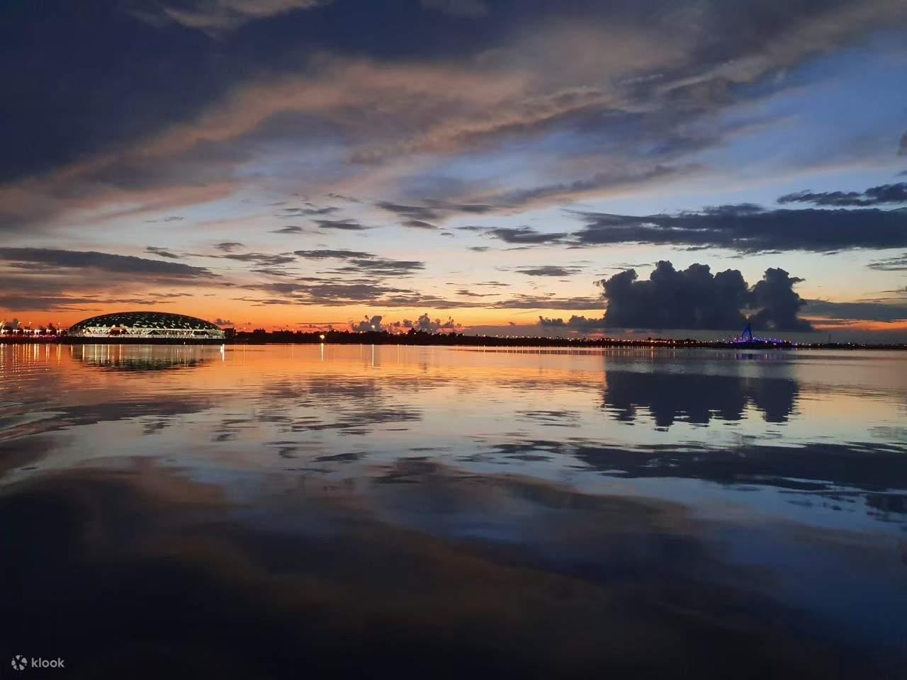 Pingtung: Dapeng Bay Yacht Lake Tour Experience & All-You-Can-Eat Fresh ...