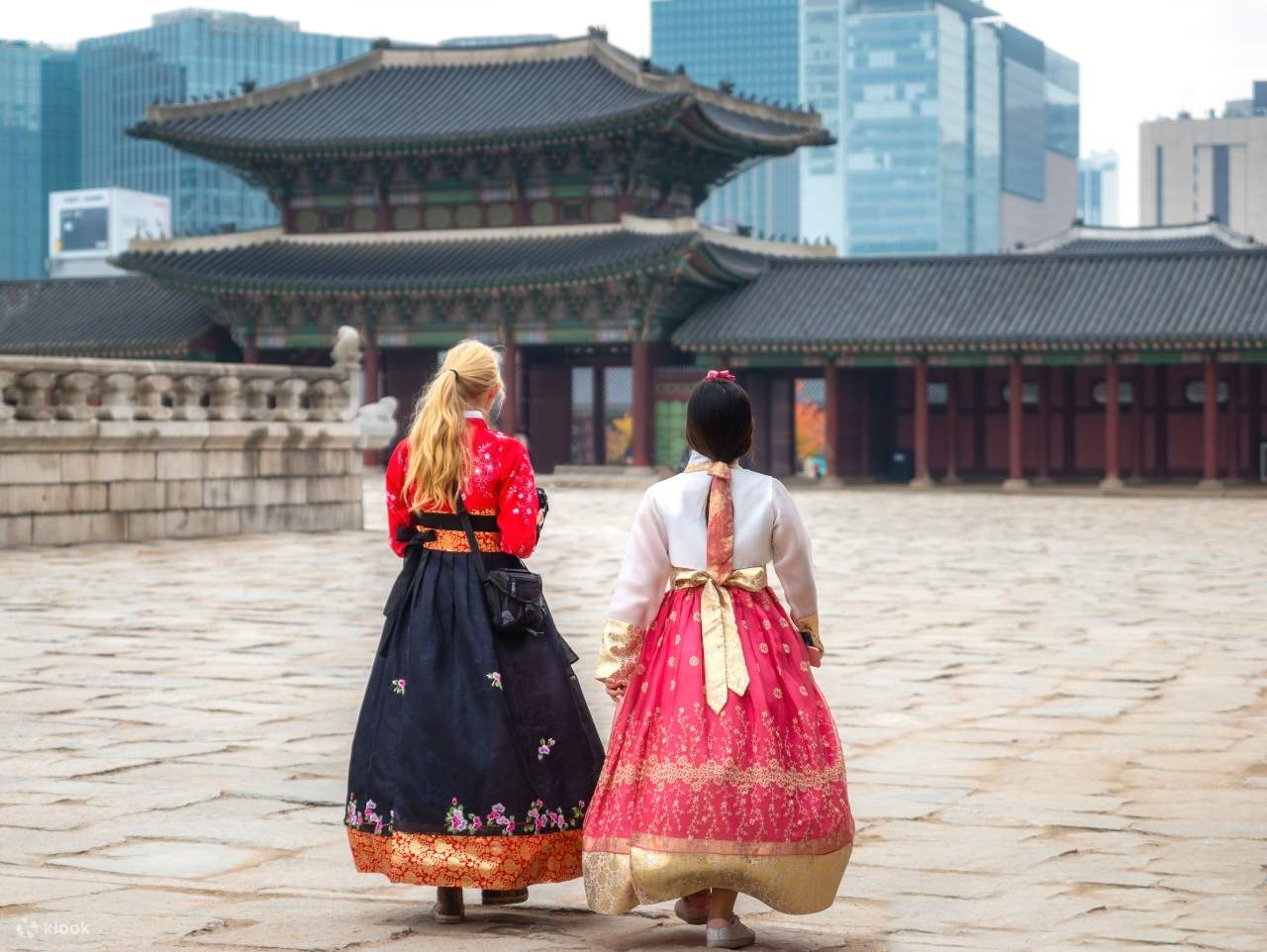 Visita al mercado Gyeongbokgung Hanbok, Seochon y Tongin con almuerzo ...