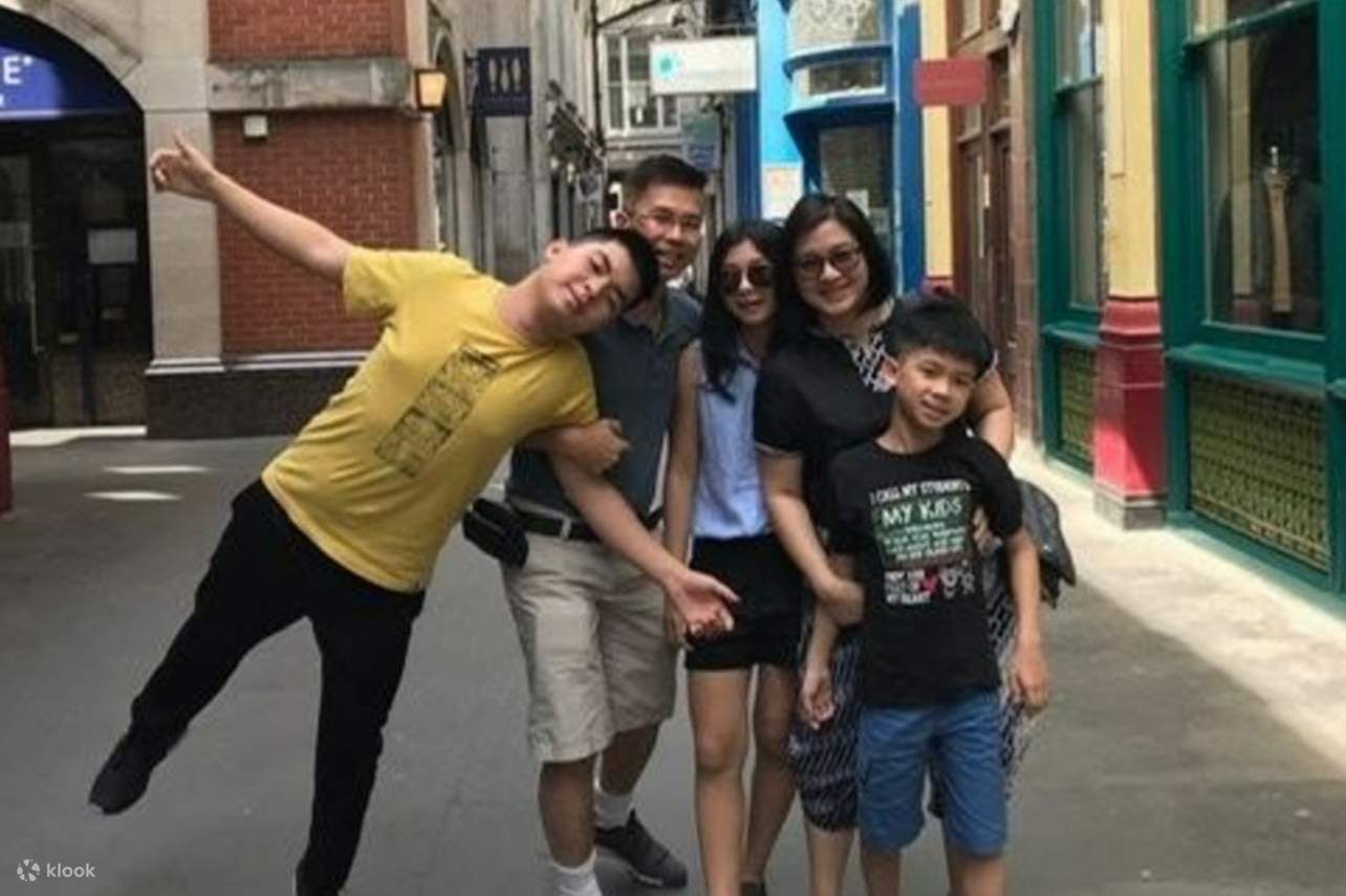 Tur Pribadi Lokasi Syuting Harry Potter dengan Taksi Hitam - Klook ...