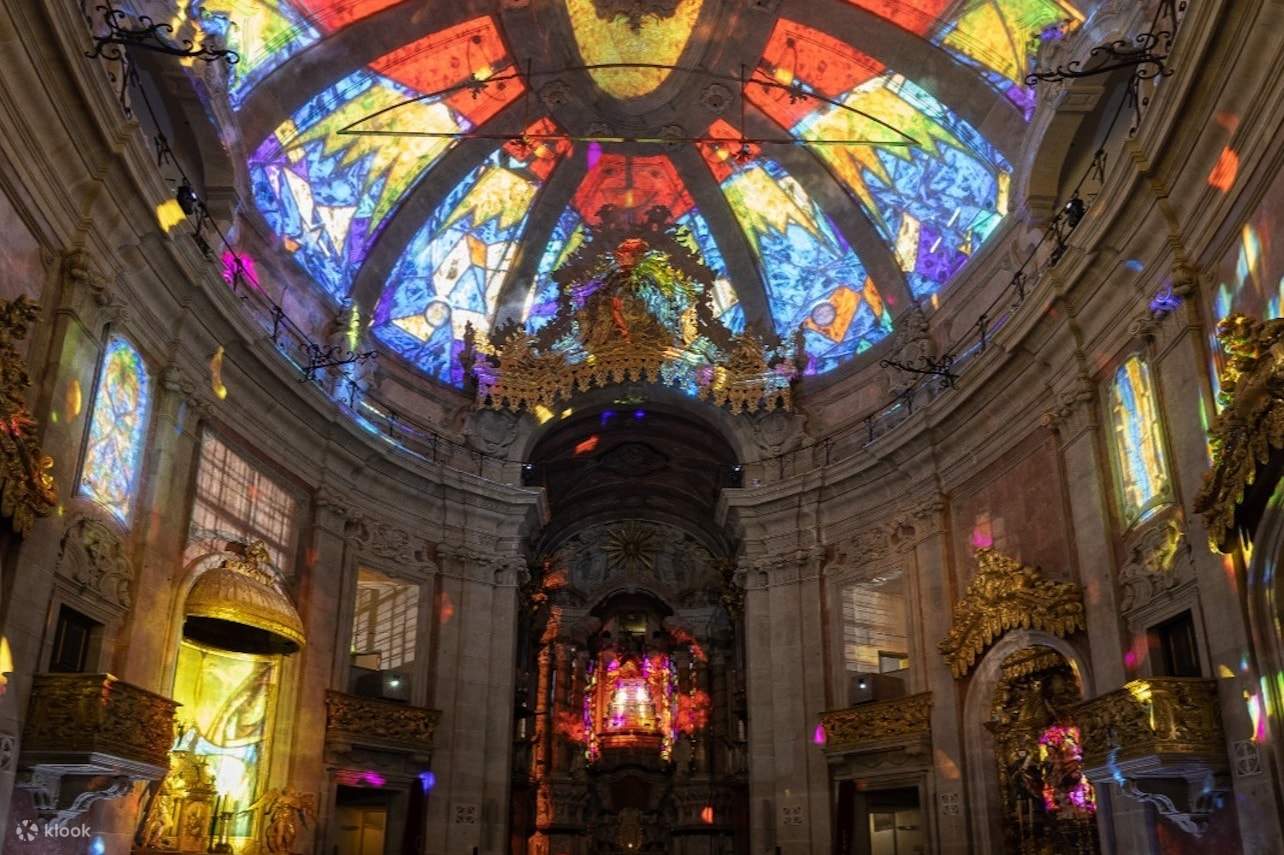 Entrada al espectáculo de luces Spiritus en la entrada a la iglesia de ...
