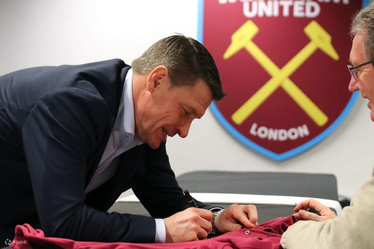 London Stadium Join In 75 Minutes Landmark Tour - Klook