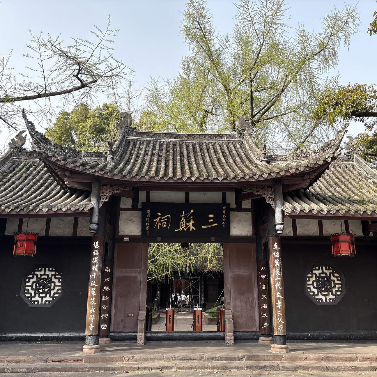 Professional tour guide at the Sichuan Three Su Temple (optional group ...