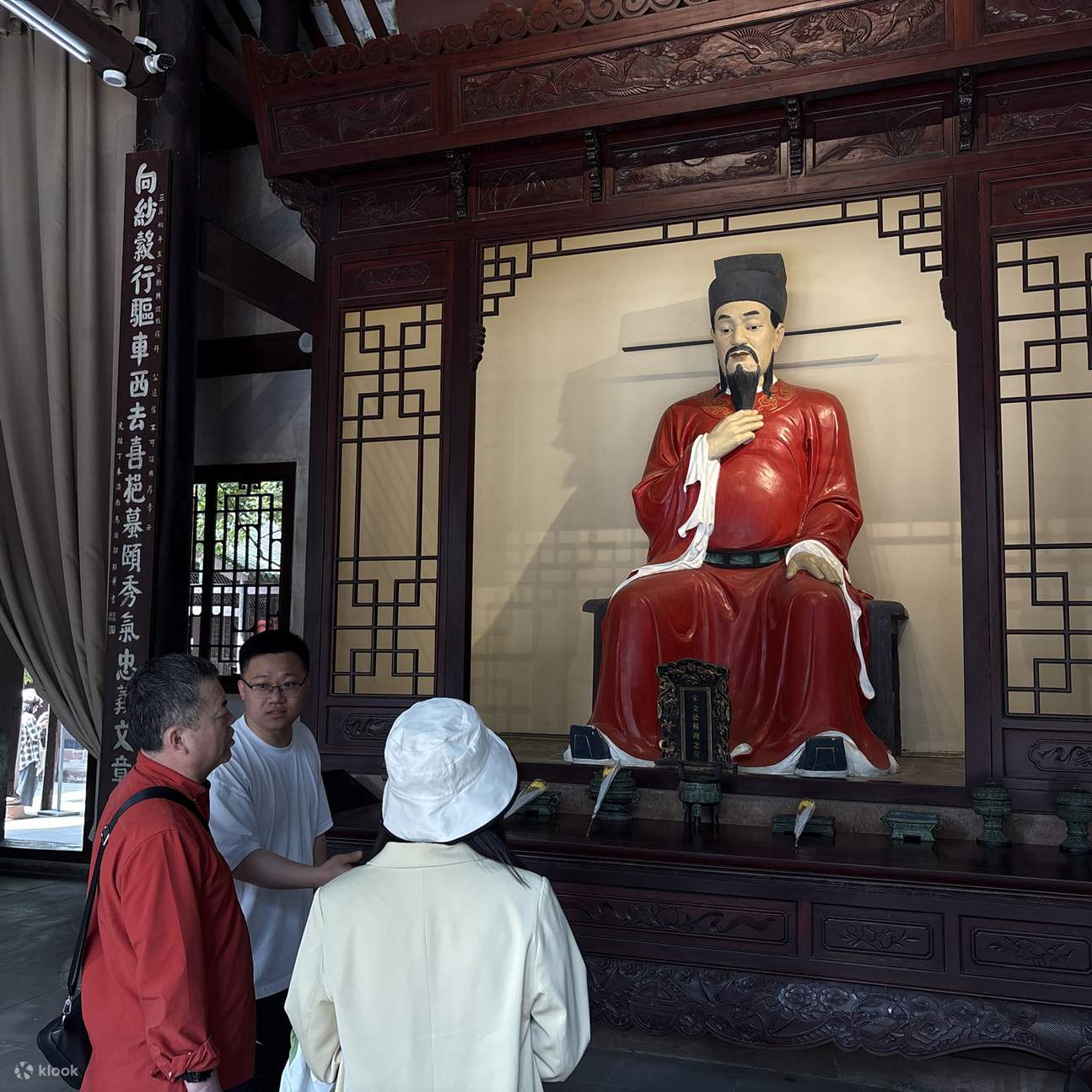 Professional tour guide at the Sichuan Three Su Temple (optional group ...