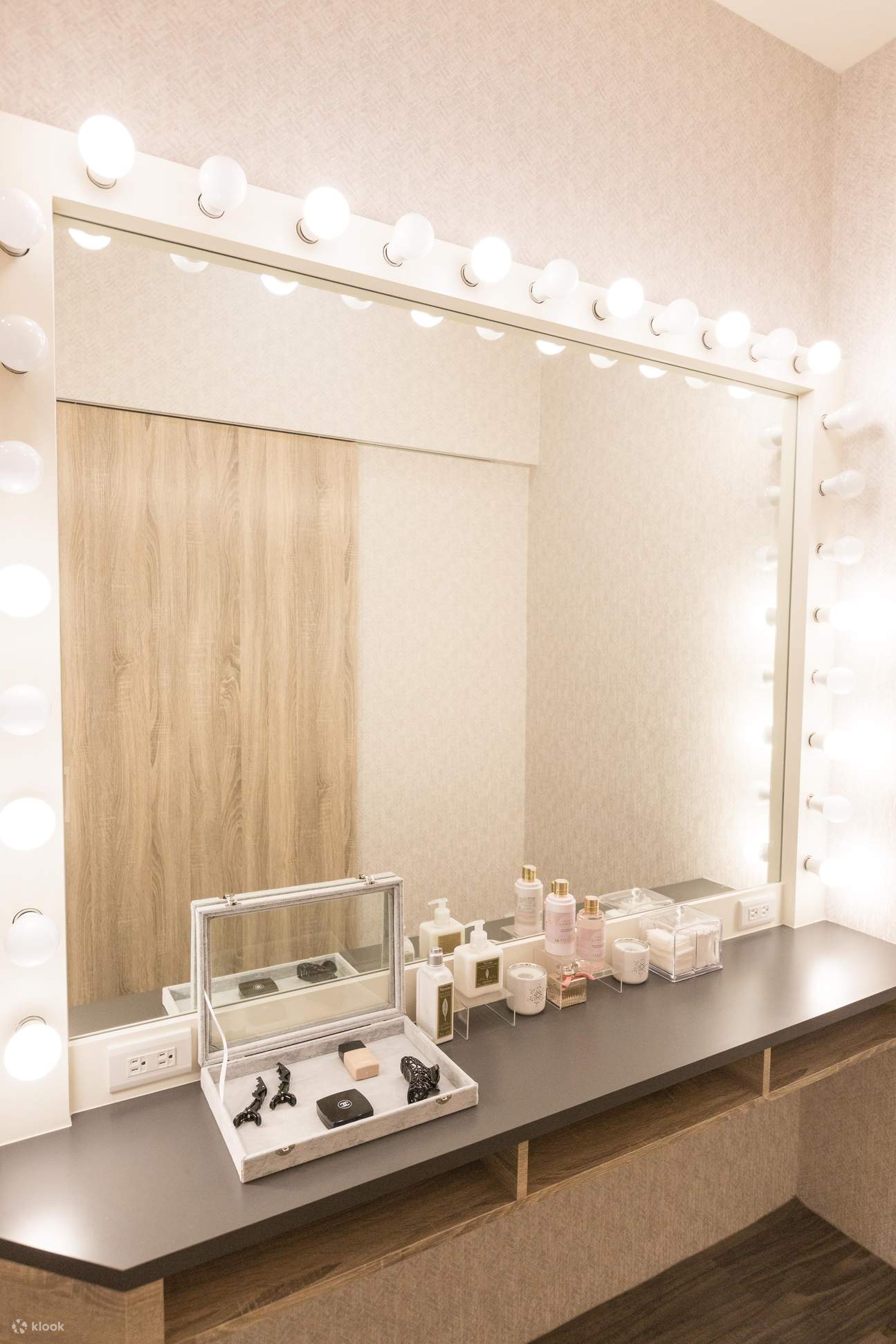 Soins du visage et bain de roche au centre de beauté professionnel ...