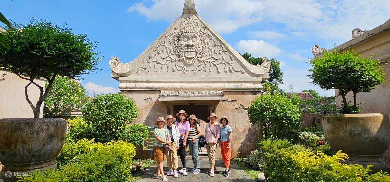 Obelix Sea View Art Performance with Kraton and Tamansari City Tours ...