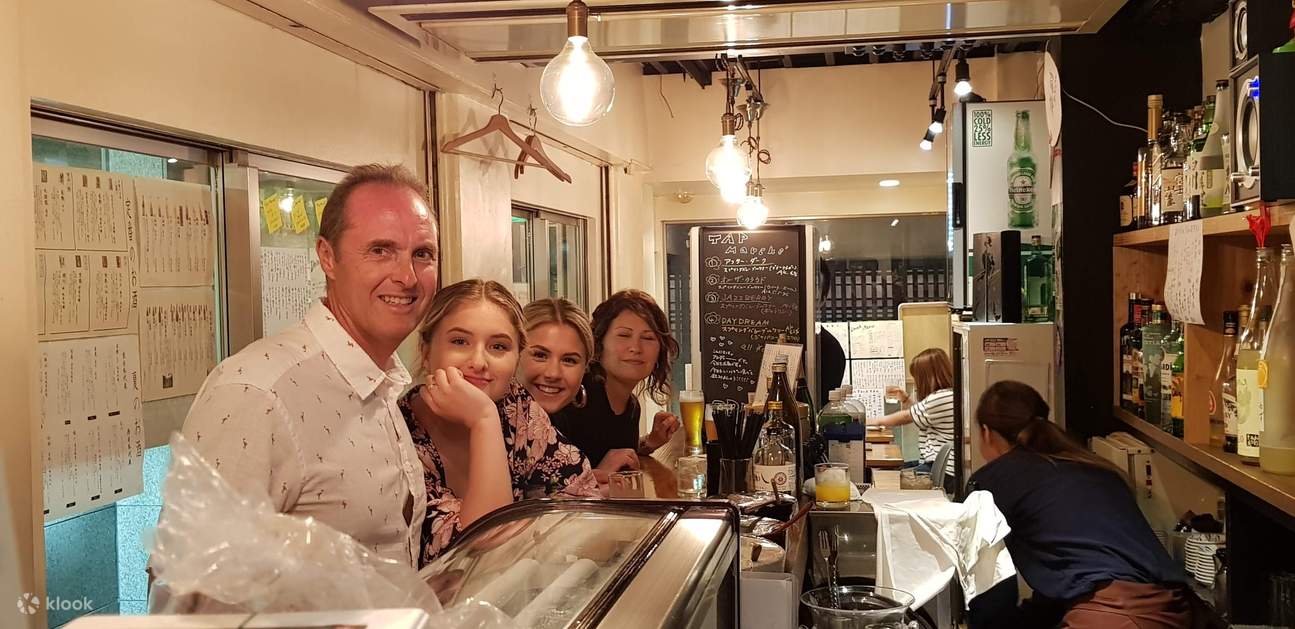 All-Inclusive-Tour mit lokalem Essen bei Nacht durch das alte Kyoto ...