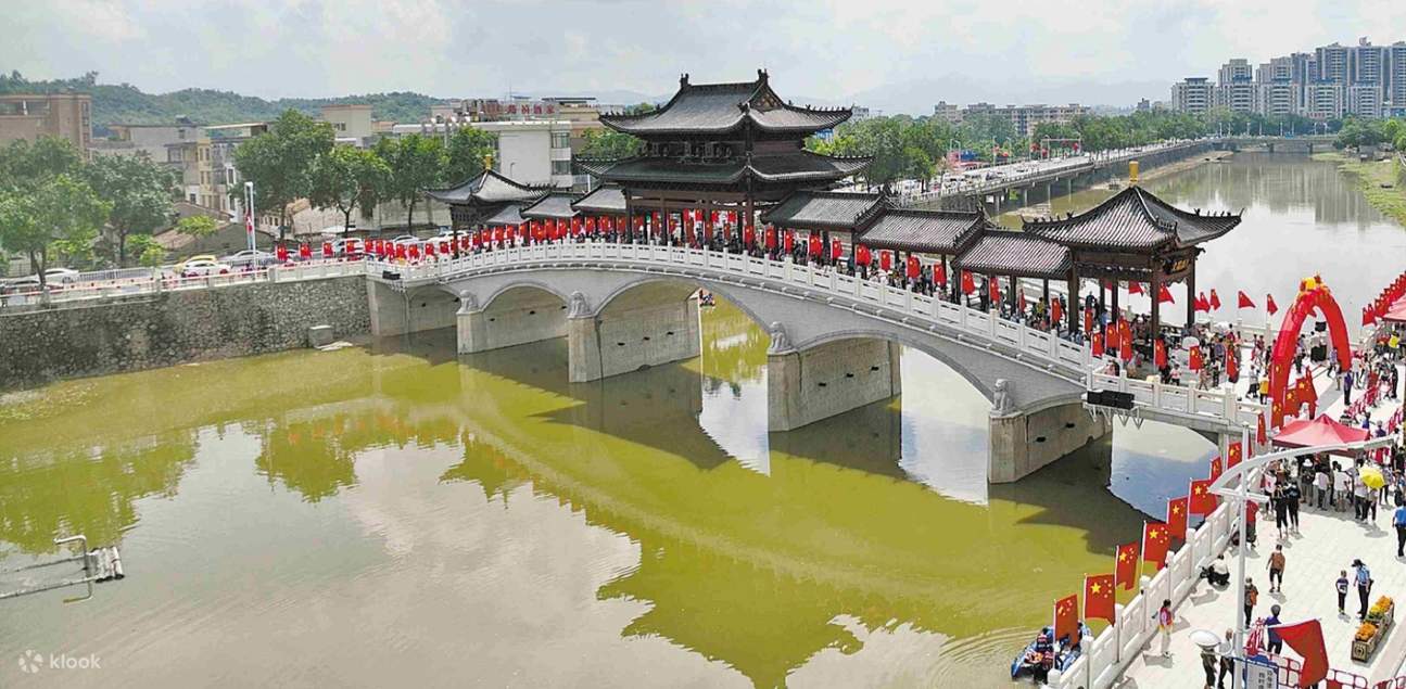 Guilin Illuminated Night Tour with Two Rivers and Four Lakes Cruise ...