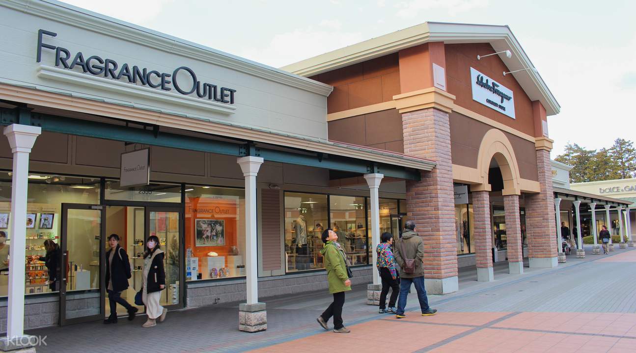 Mount Fuji Classic Tour: Oshino Hakkai, Gotemba Premium Outlets, and ...