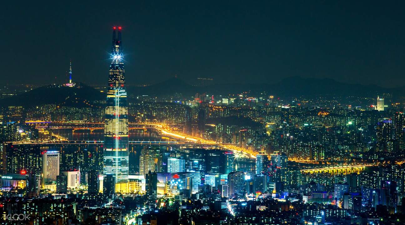 Panorámica nocturna de la ciudad de Seúl, con cientos de edificios ...