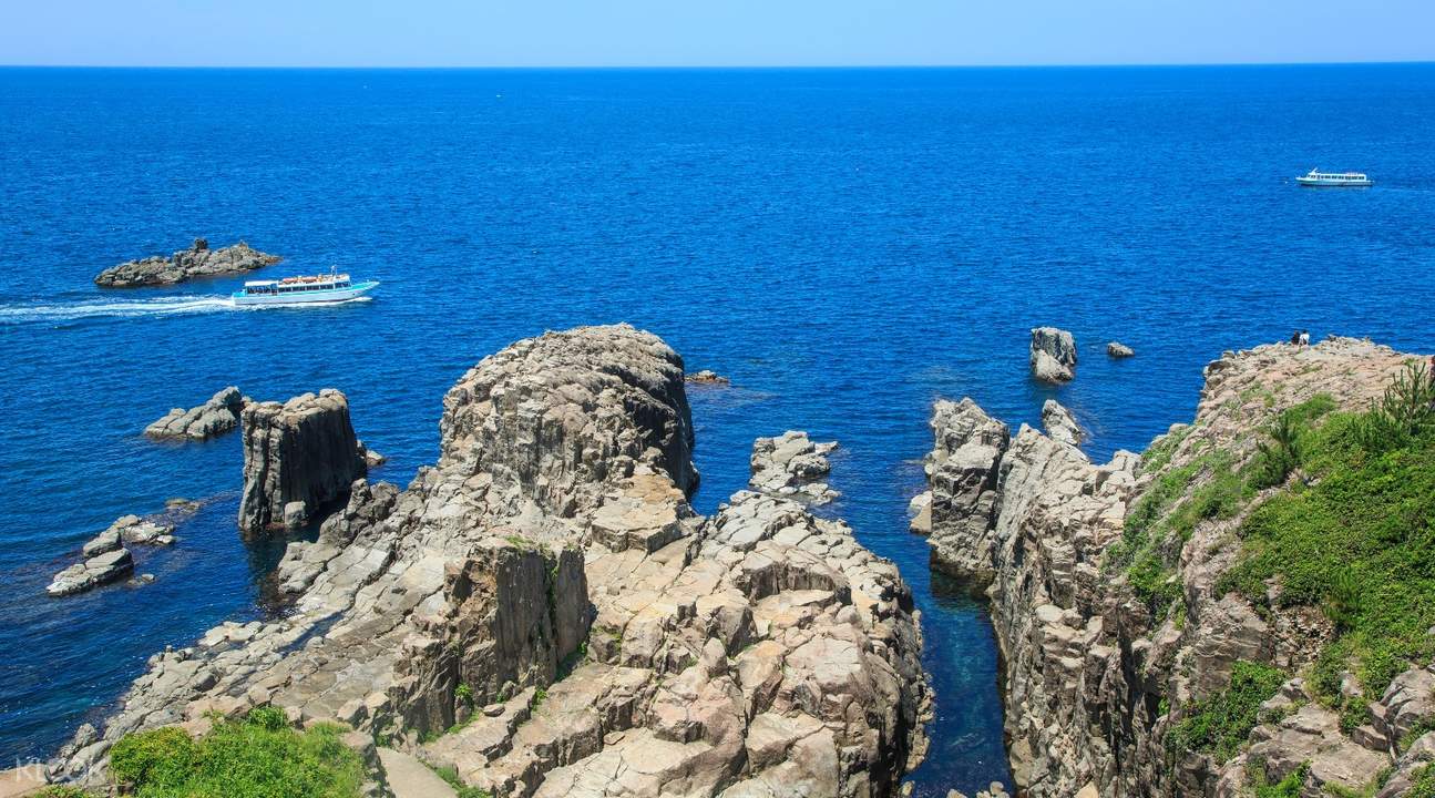 Tojinbo Cliffs and Eiheiji Temple Taxi Trip from Kaga - Klook Australia