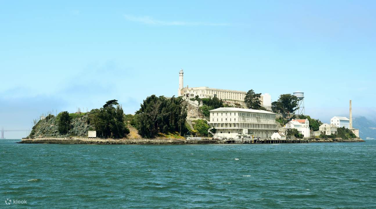 Pelayaran Escape from the Rock di sekitar Alcatraz Island, San ...