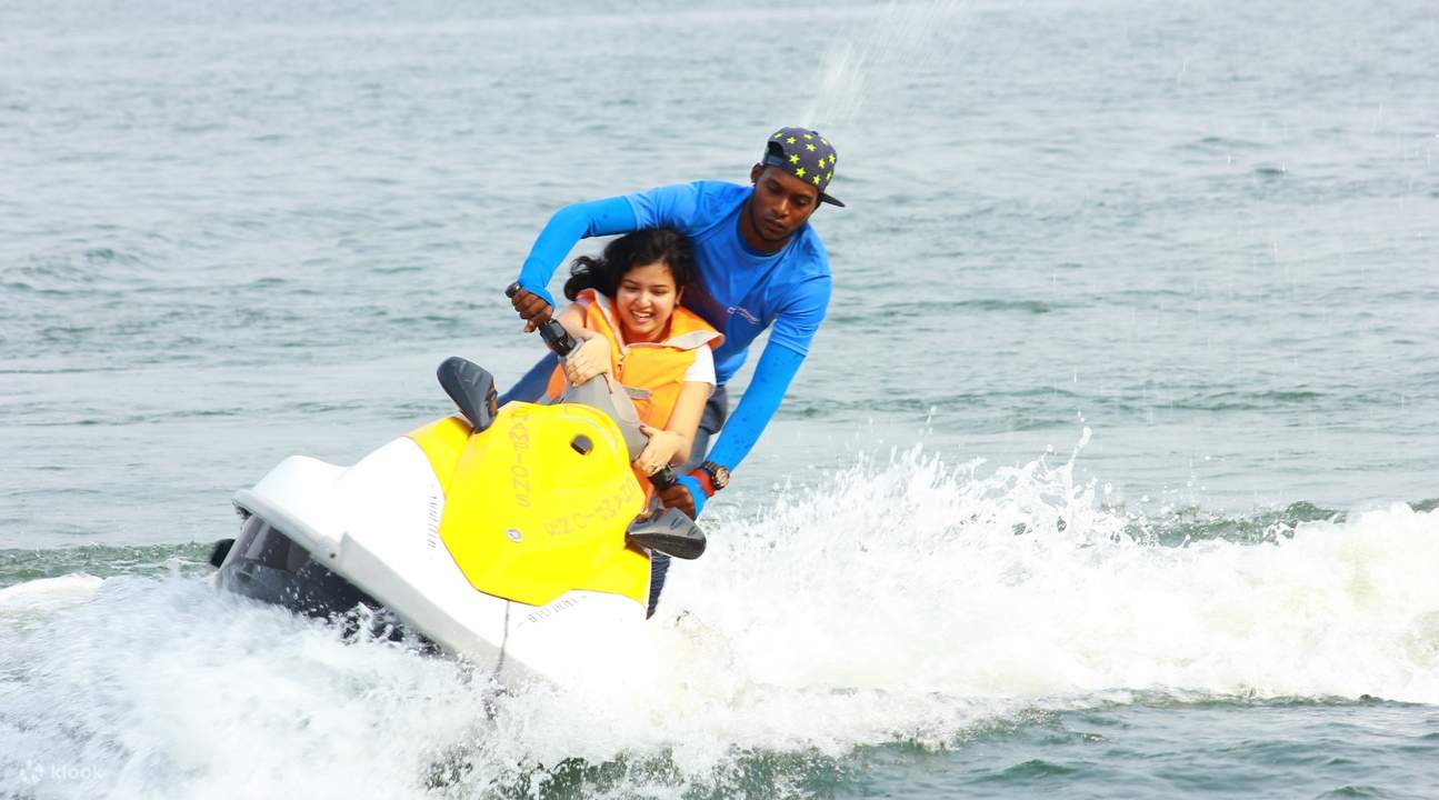 Esperienza di sport acquatici sull'isola di Divar a Goa, in India ...