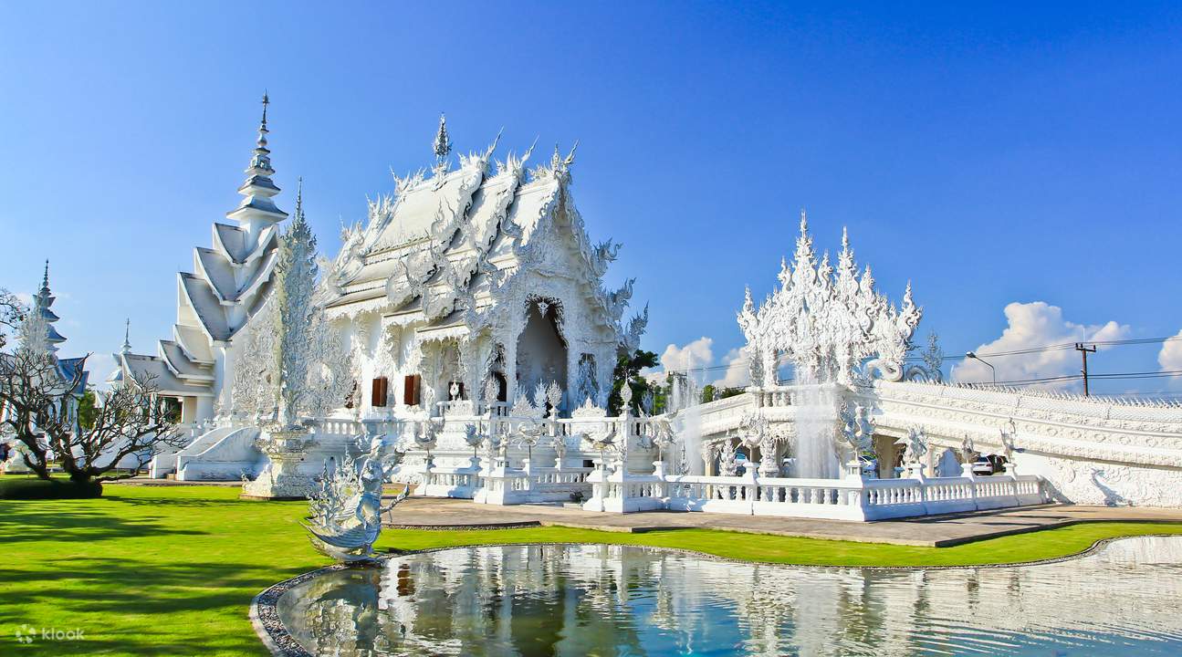 Sewa Mobil Wat Rong Khun & Baandam Museum & Perbatasan Segitiga Emas ...