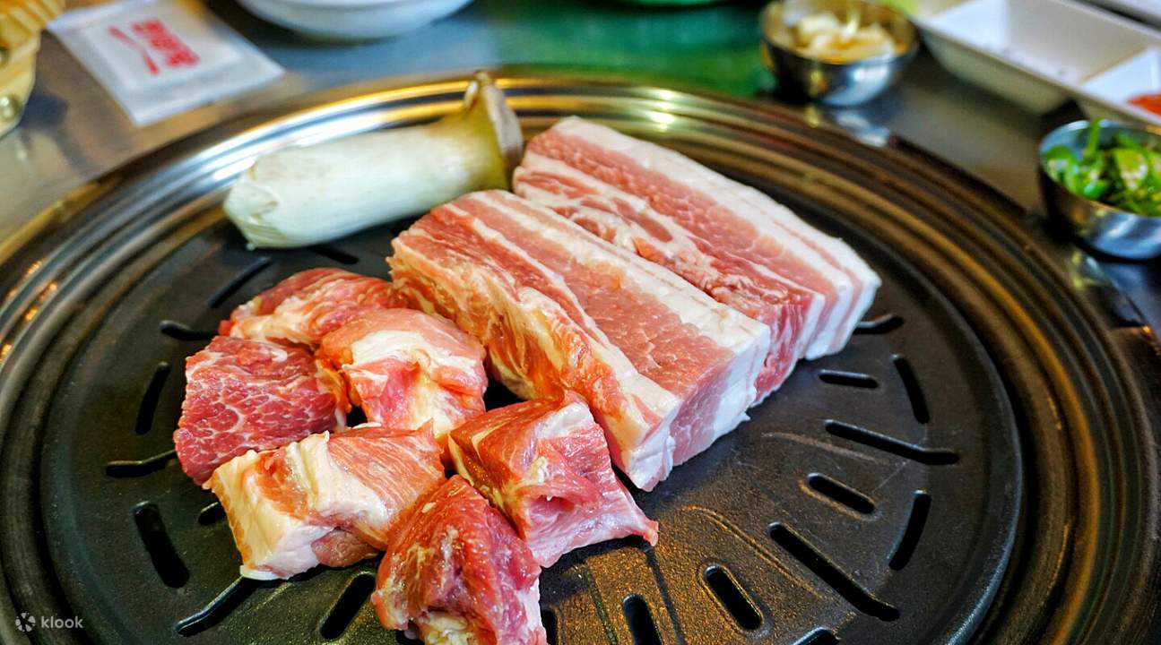 Yeoljongdo BBQ House Pork Sets in Passion Island, Seoul, South Korea ...