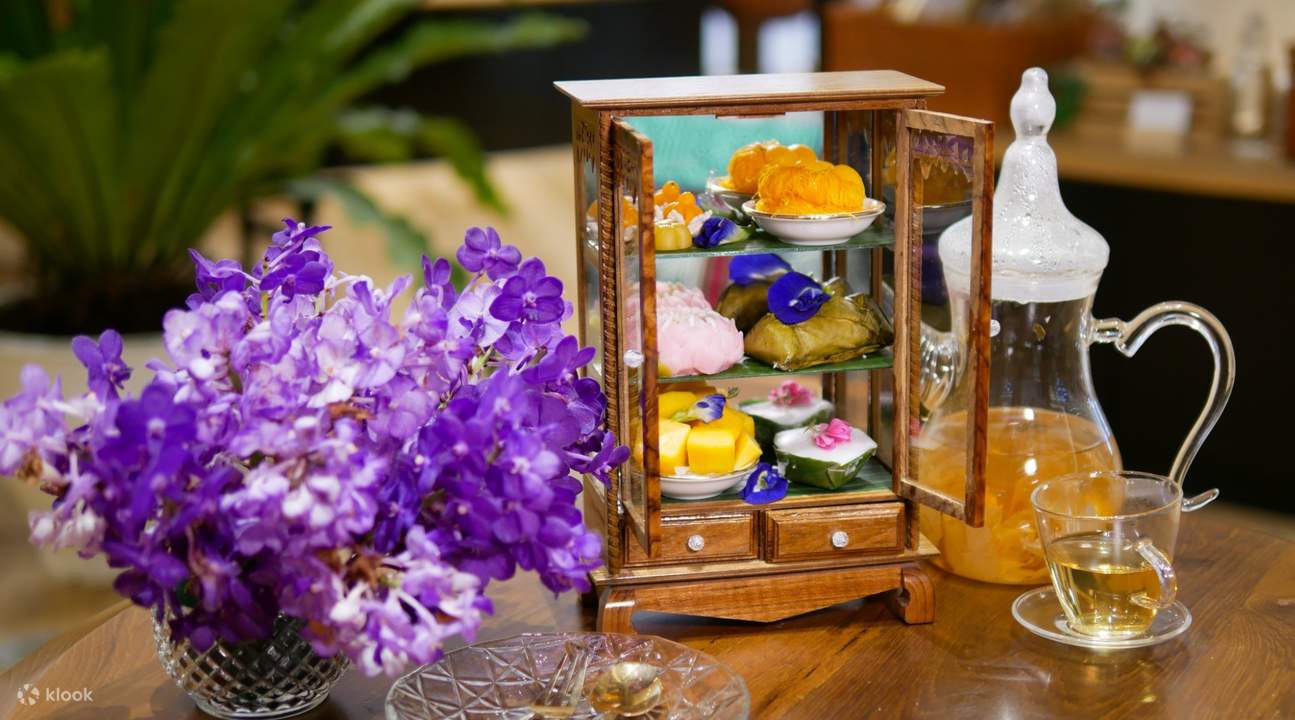 High Tea Sets di Cher Cheeva Thai Dessert Cafe ICONSIAM, Thailand ...