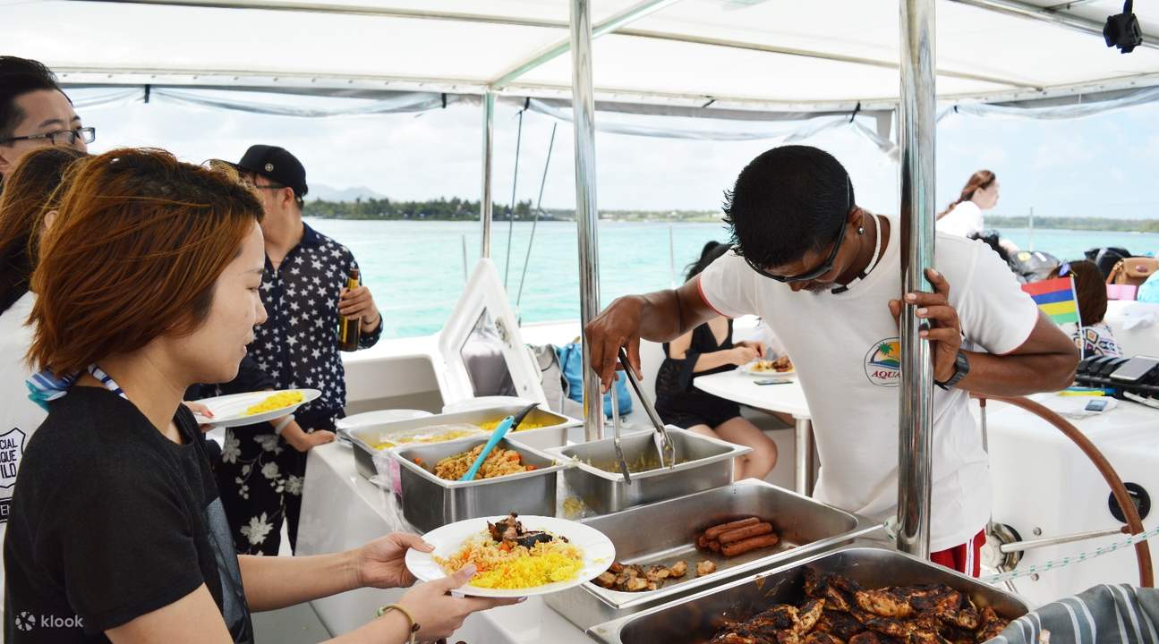毛里求斯双体船海豚湾一日游（含bbq午餐 And 酒店往返接送） Klook客路