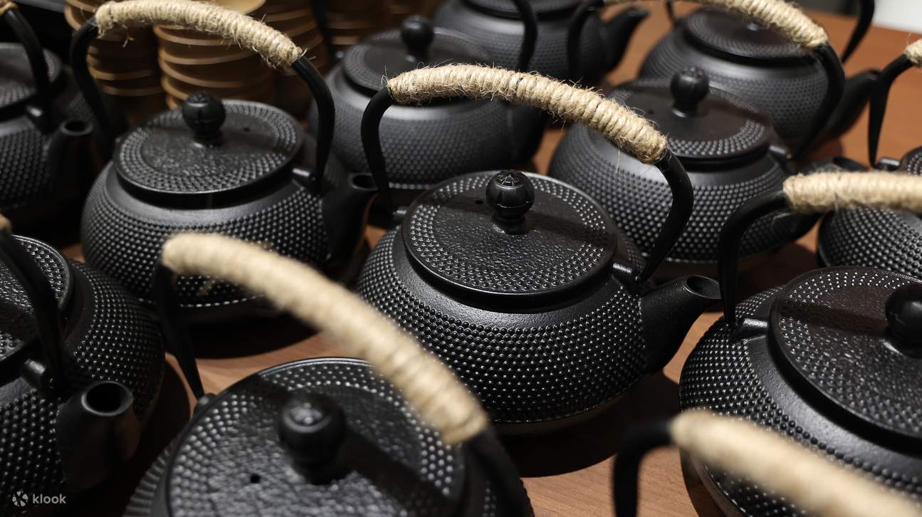 Tea tasting experience at Shaocheng Teahouse in Chengdu, Sichuan ...