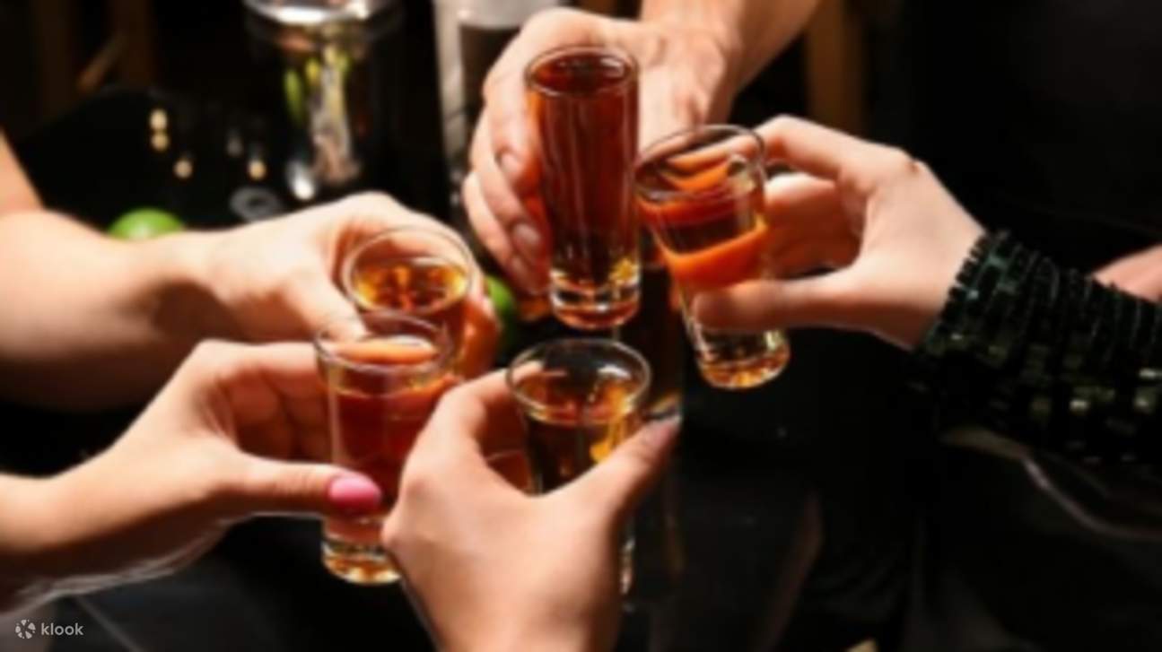 Bar-hopping experience in Paris by The Pub Crawl - Klook Malaysia