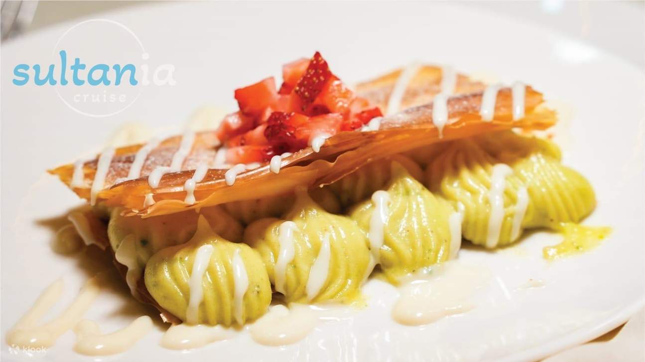 Pelayaran Makan Malam di Selat Bosphorus & Pertunjukan Malam Turki ...