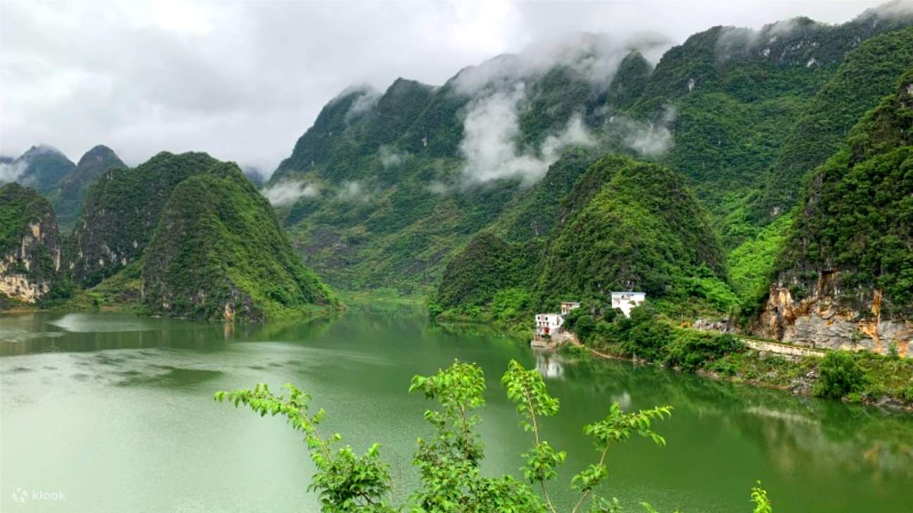 4-Day Private Tour to Haokun Lake, Bama, Baimo Cave, Bainiao Cave, and ...