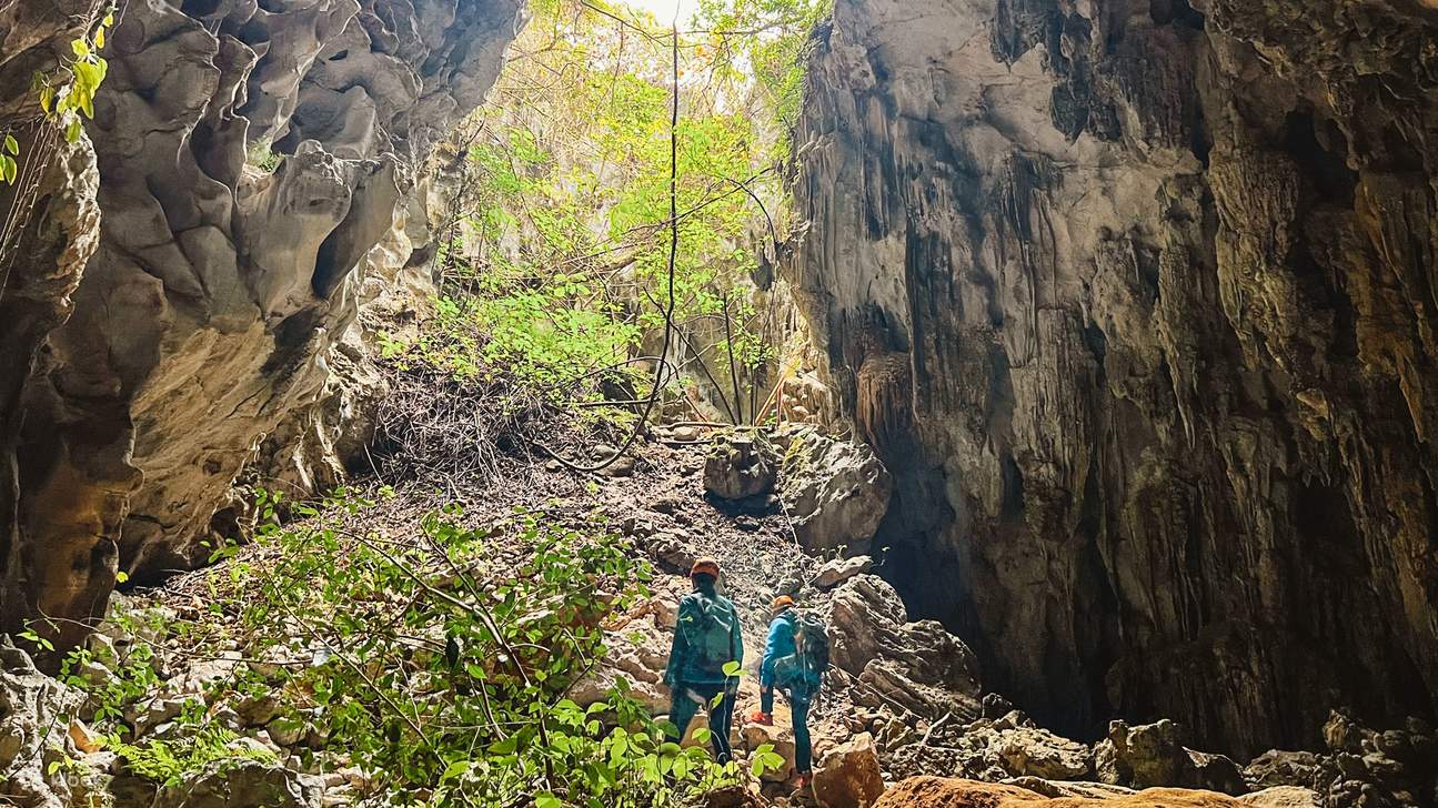 Guilin Yangshuo Devil's Cave Caving and Rope Climbing 1-Day Tour - Klook India