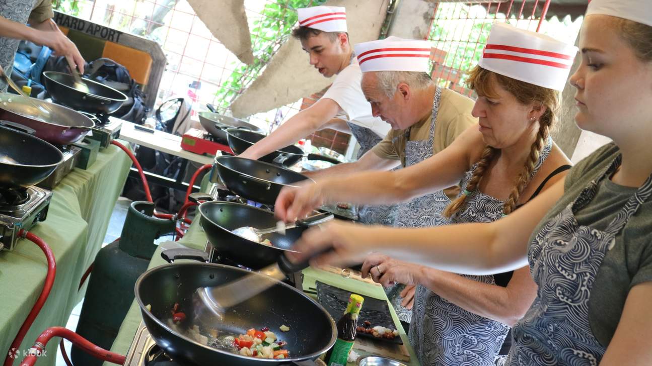 Chengdu Panda Base Private Day Tour and Sichuan Cooking Class - Klook