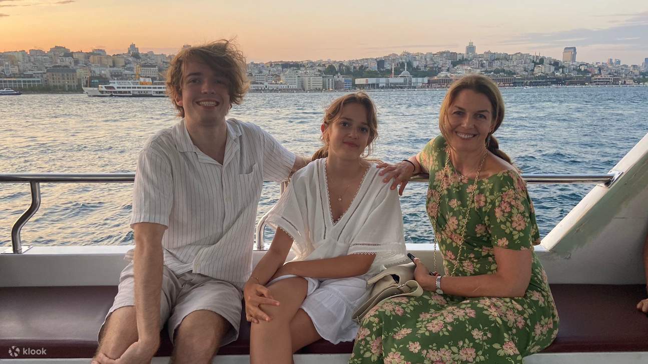 Istanbul Bosphorus Sunset Cruise menaiki bot dengan Live Guide - Klook ...