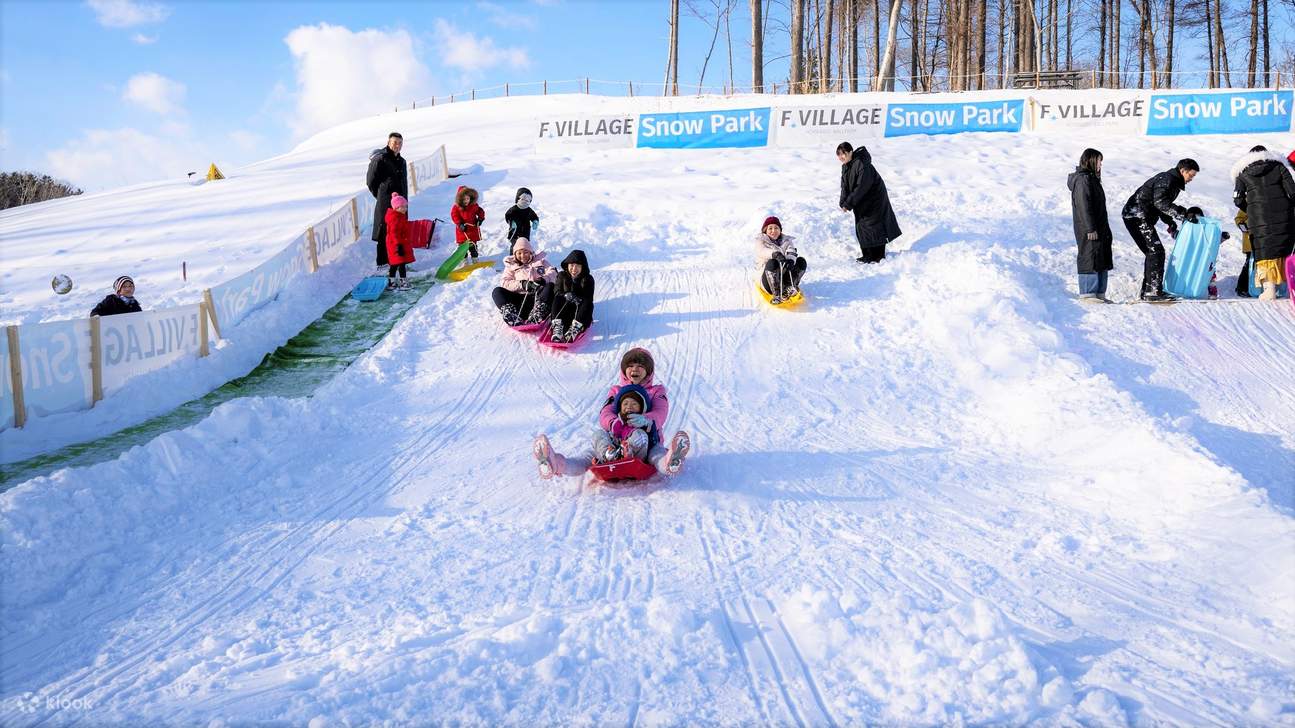 在北海道 F VILLAGE 尽享雪上乐趣并首次滑雪或单板滑雪 - Klook客路
