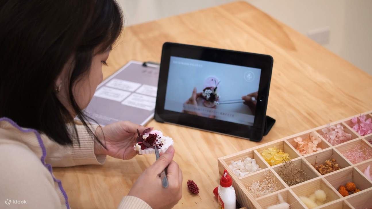 Taoyuan｜Flower Tablet Course: Making Floating Flowers - Klook