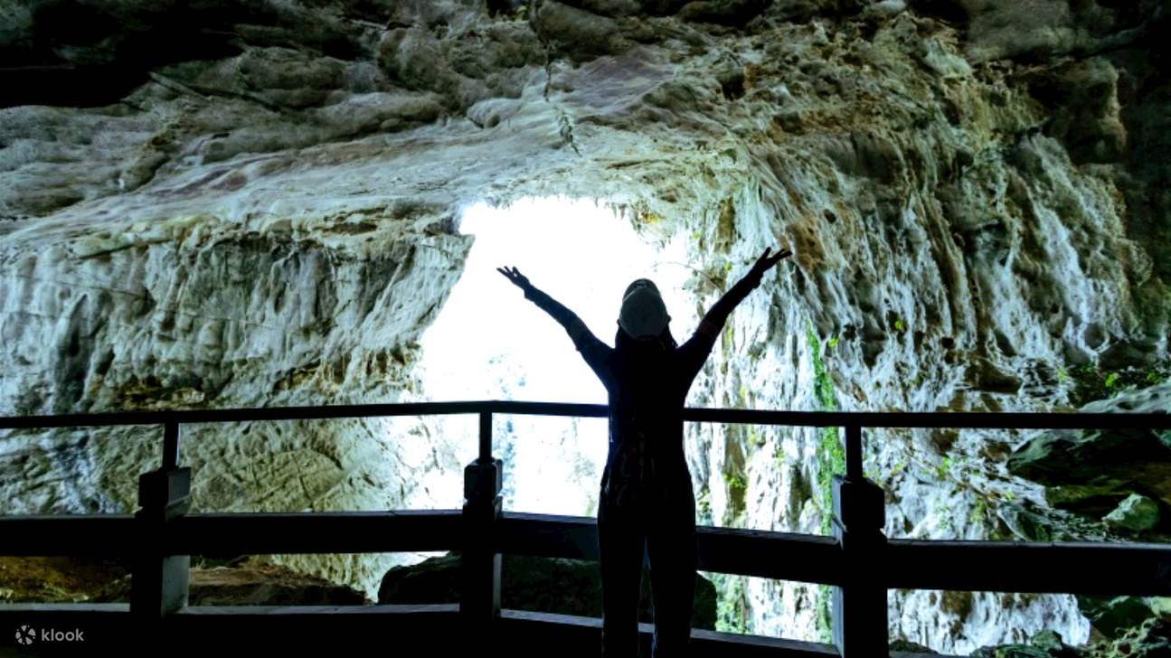 4-Day Private Tour to Haokun Lake, Bama, Baimo Cave, Bainiao Cave, and ...