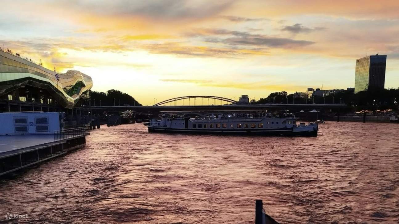 Happy hour bar Seine River cruise in Paris - Klook