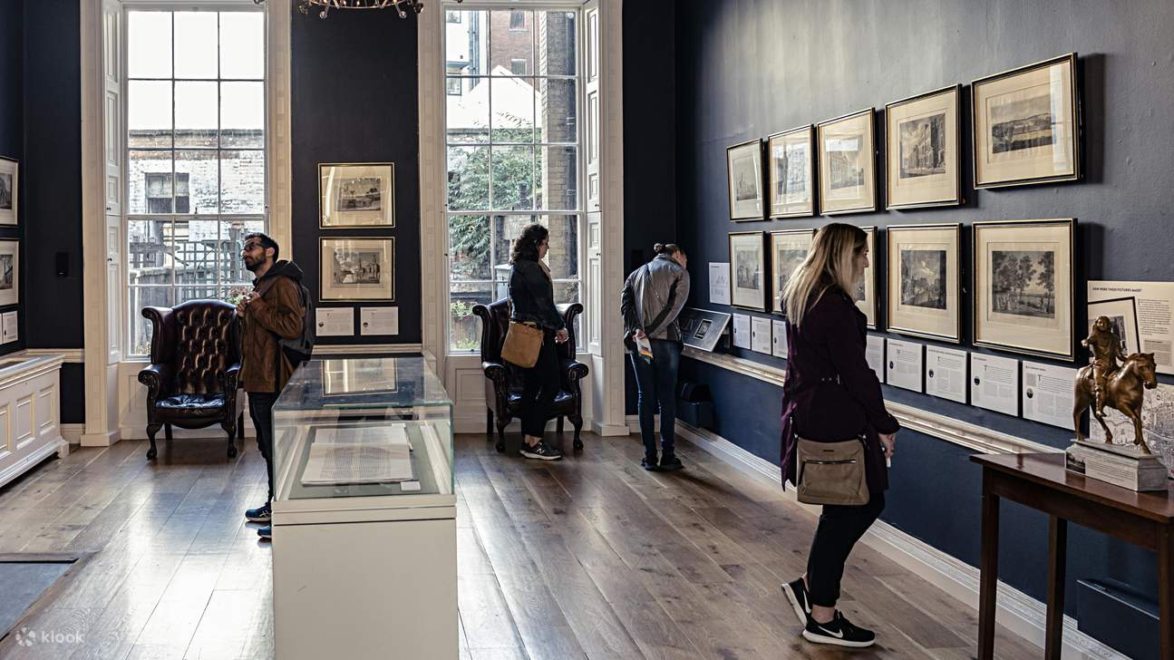 Tur berpemandu yang terkenal di The Little Museum of Dublin - Klook ...