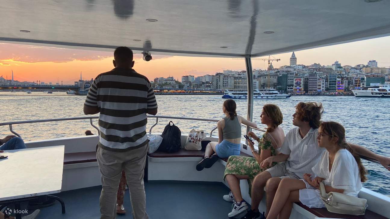 Istanbul Bosphorus Sunset Cruise menaiki bot dengan Live Guide - Klook ...