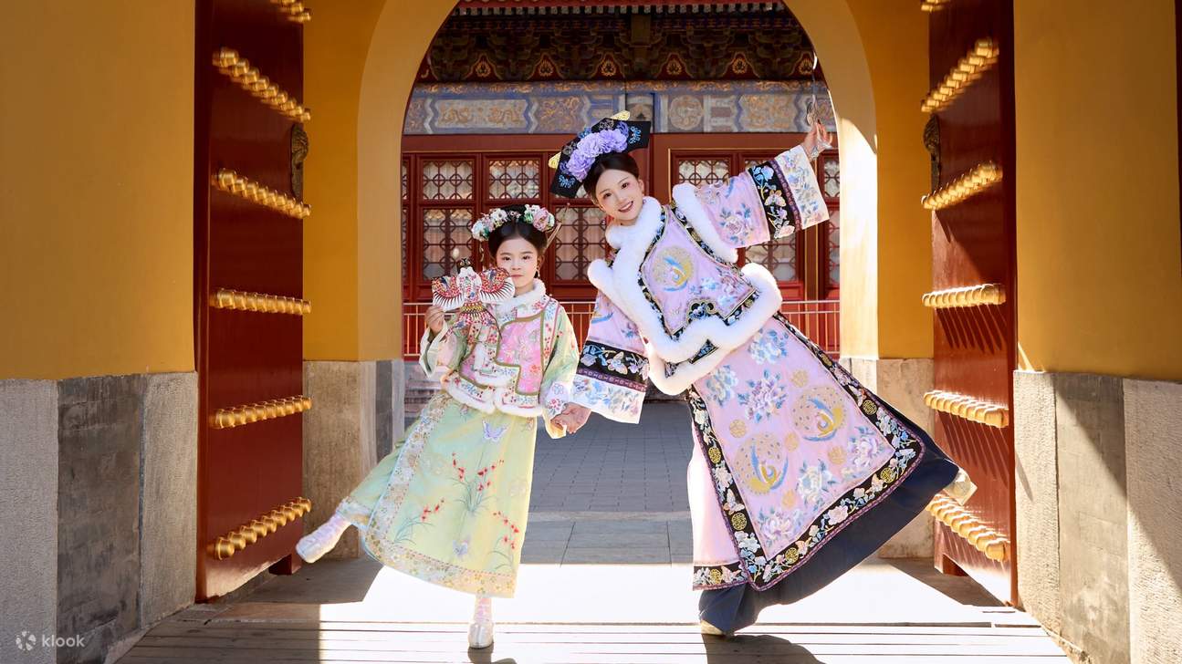 Tourists take photos in ancient Chinese costumes of Qing Palace ...