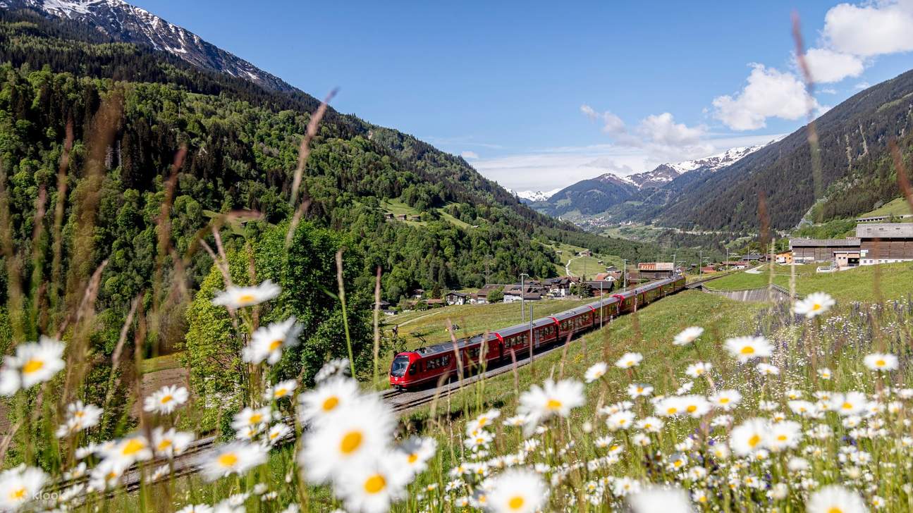 Tur satu hari ke St. Moritz dengan Kereta Merah Bernina dari Milan ...